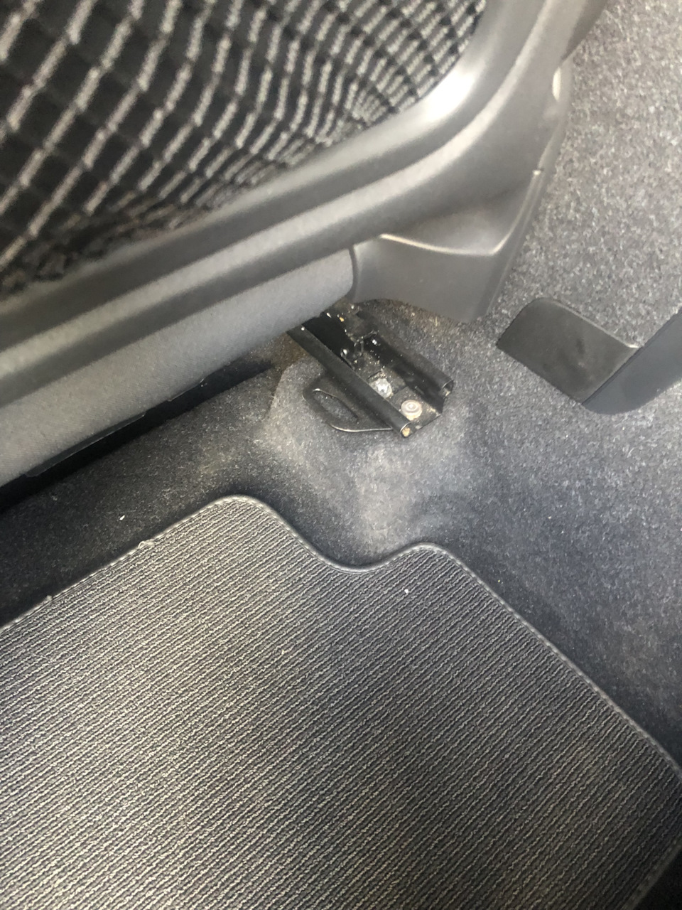 Заглушки на полозья передних сидений — Volvo XC40, 2 л, 2019 года ...