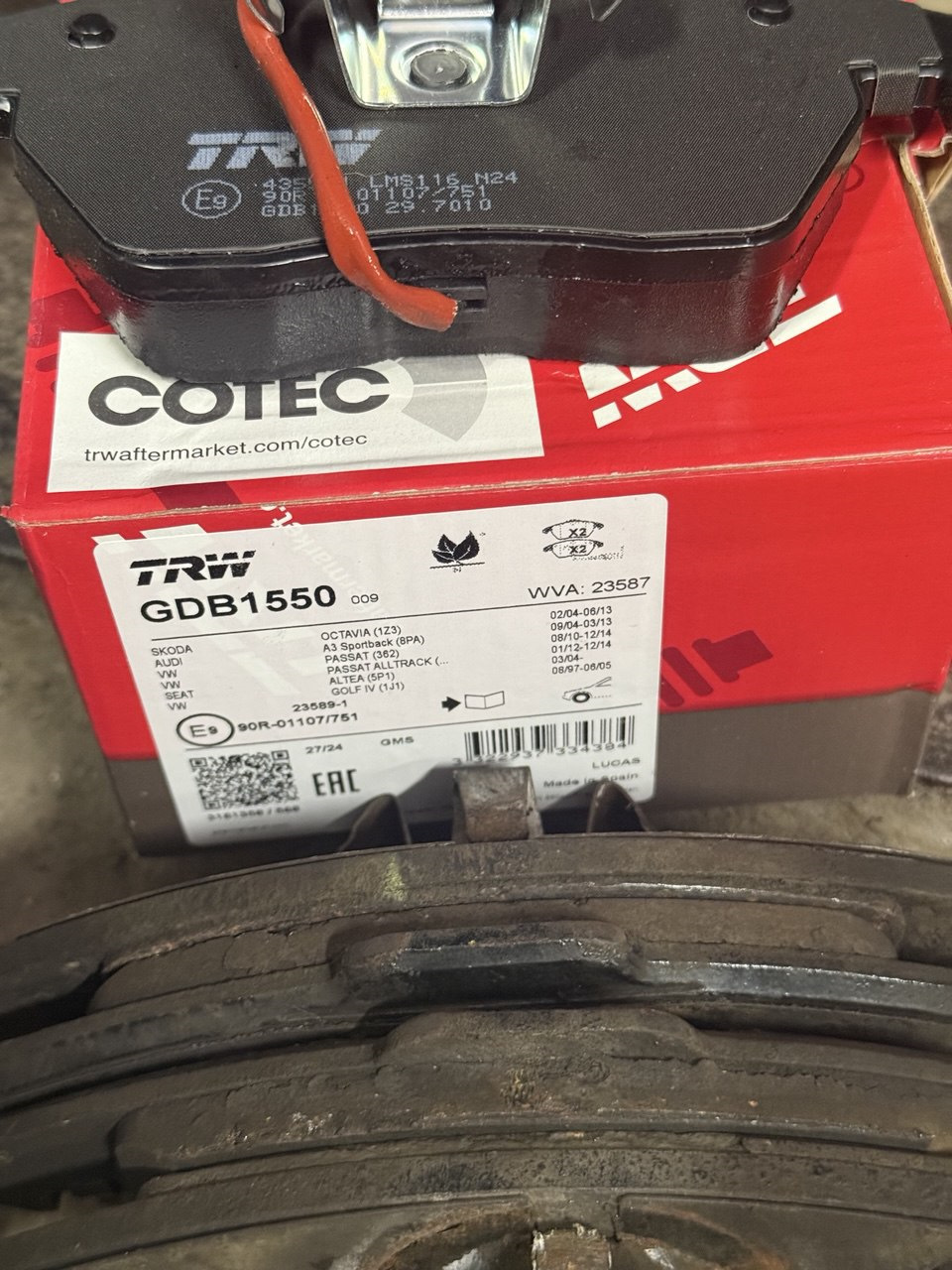 43. Замена передних/задних тормозных колодок — Volkswagen Passat CC, 2 ...