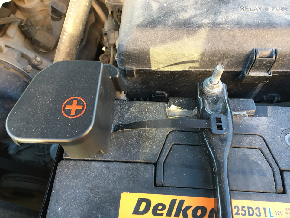 Крышка плюсовой клеммы — Toyota Land Cruiser 200, 4,7 л, 2008 года ...