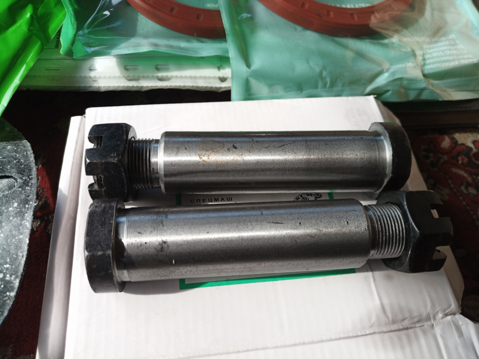 Задние тормозные колодки. Установка. — МАЗ 5440 А5, 1,5 л, 2011 года ...