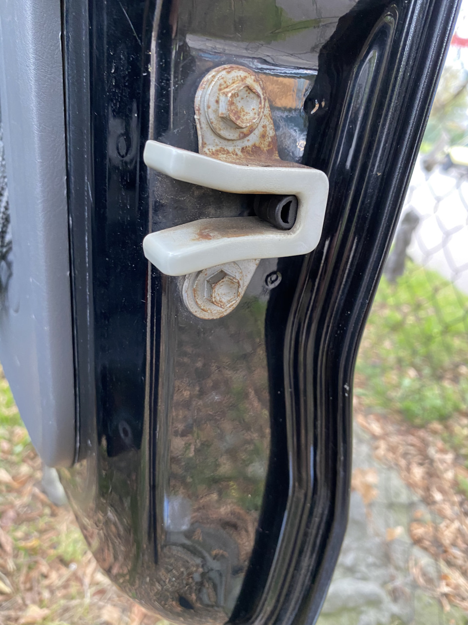 Приводим в порядок скобы, фиксаторы итд двери багажника — Toyota Land ...