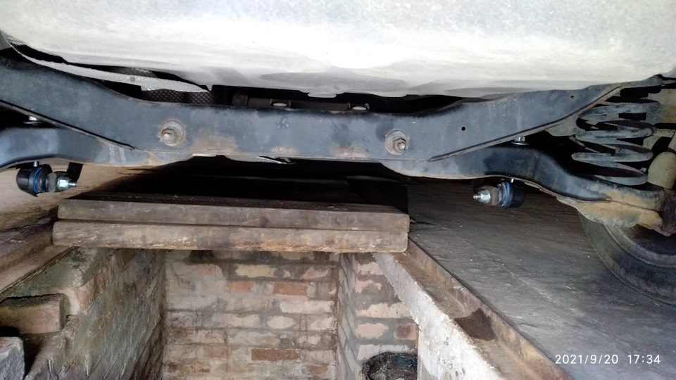 Замена стоек заднего стабилизатора — Ford Focus Hatchback II, 1,6 л ...