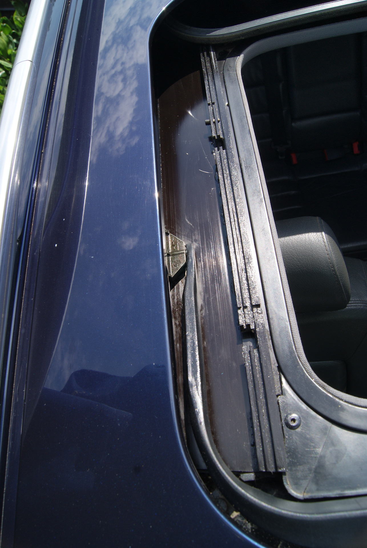 ПОЧИСТИЛИ, СМАЗАЛИ МЕХАНИЗМ ПОДЪЁМНО-СДВИЖНОГО ЛЮКА — Audi A6 Avant (C5 ...