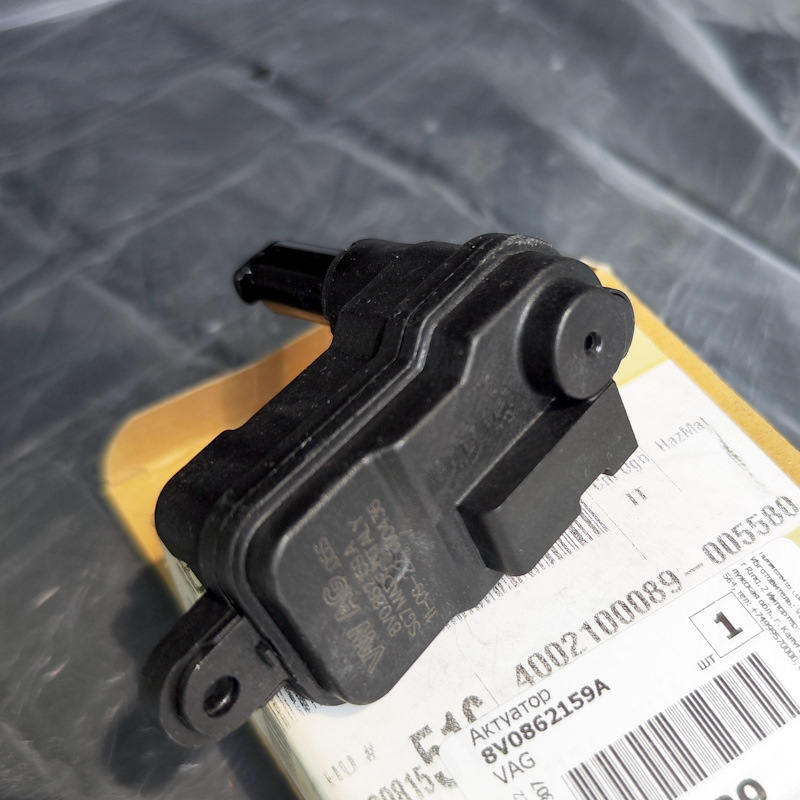 8V0862159A Механизм открывания лючка бензобака VAG | Запчасти на DRIVE2