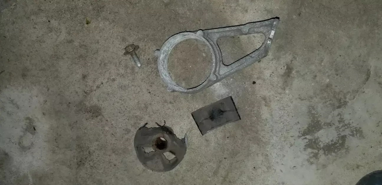 Кронштейн крепления выхлопной — Peugeot 308 SW (2G), 1,6 л, 2015 года ...