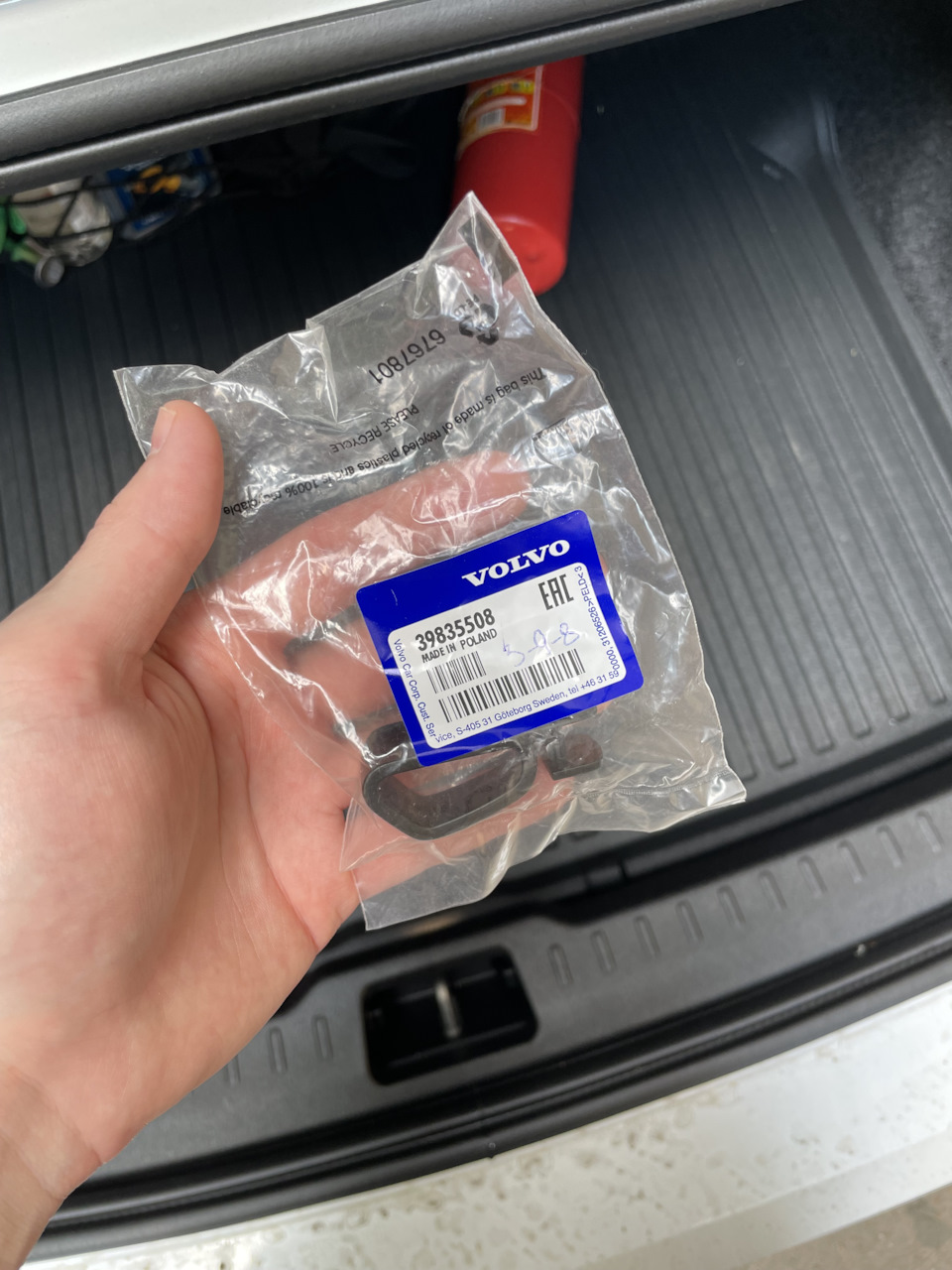 39835508 Крюк в багажник Volvo | Запчасти на DRIVE2