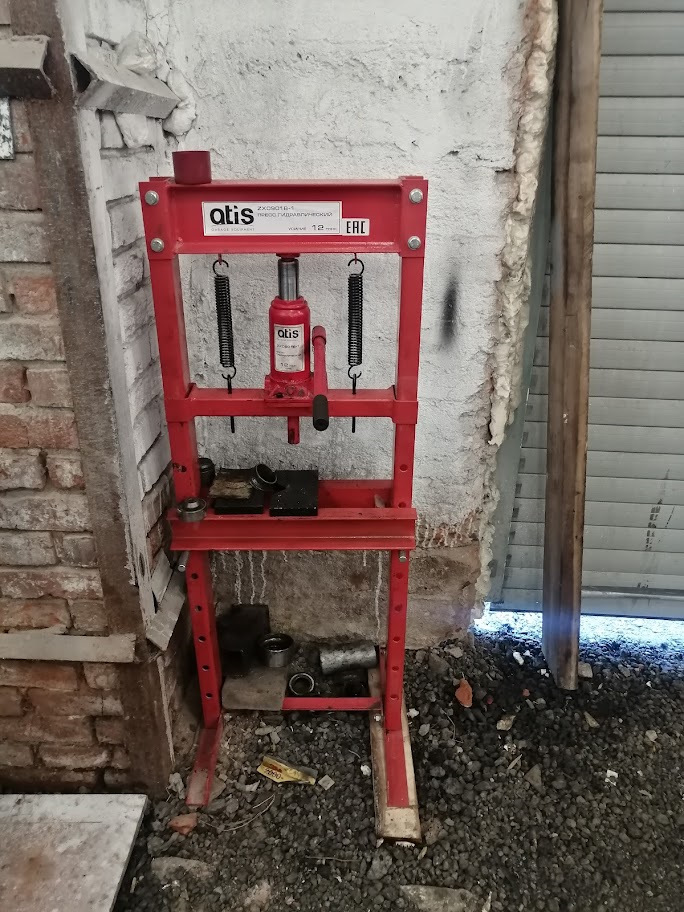 Замена передних ступичных подшипников, тормозных дисков и колодок ...