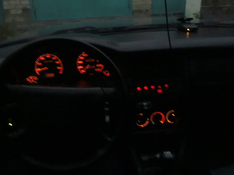нужен совет стрелка зажила своей жизнью — Audi 80 B4 2 л 1992 года