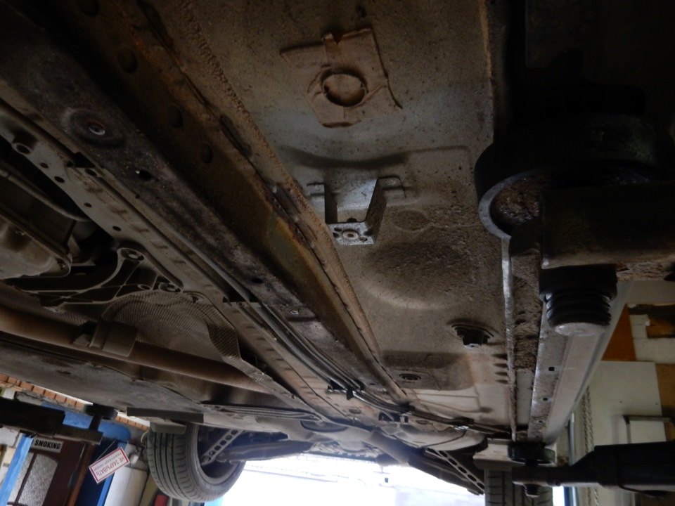 Замена боковых облицовок днища — BMW 1 series (E81/E87), 1,6 л, 2011 ...