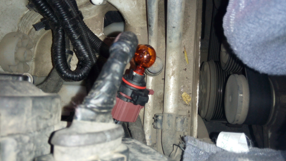 замена лампочки поворотника на фарах VALEO OEM — Volkswagen Polo Sedan ...