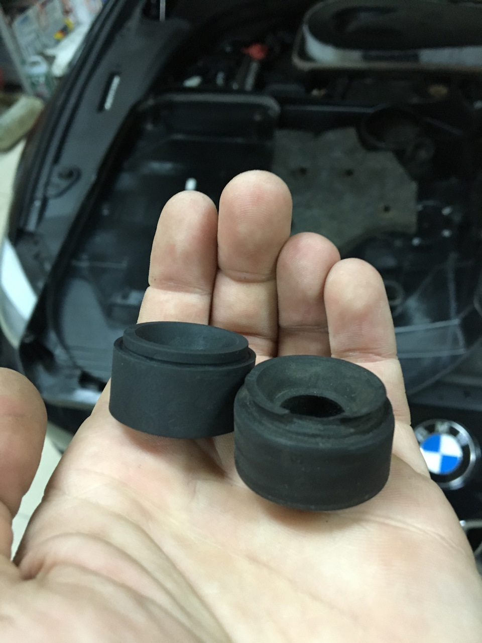 7. Резинометаллические шарниры — BMW 5 series (F10), 3 л, 2010 года ...