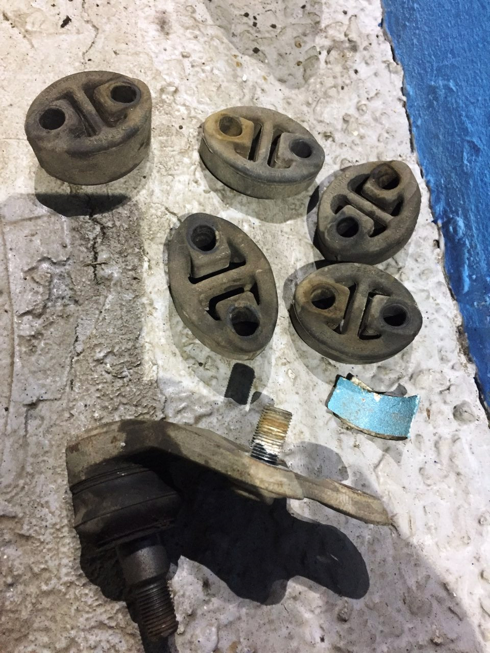 Замена шаровой опоры и модернизация креплений защиты — Toyota Camry ...