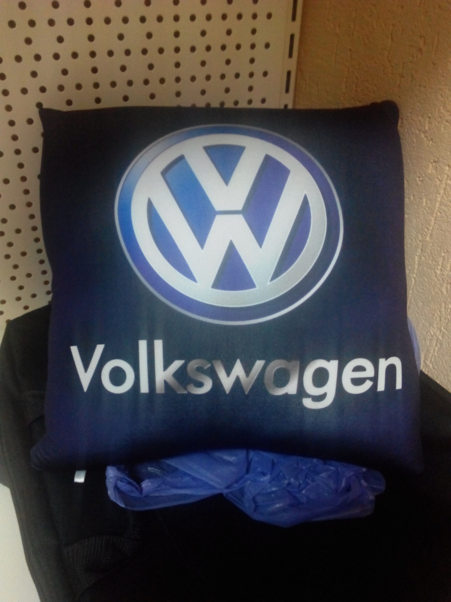 Подушечка с логотипом Фольксваген. — Volkswagen Polo Hatchback Mk4F, 1 ...
