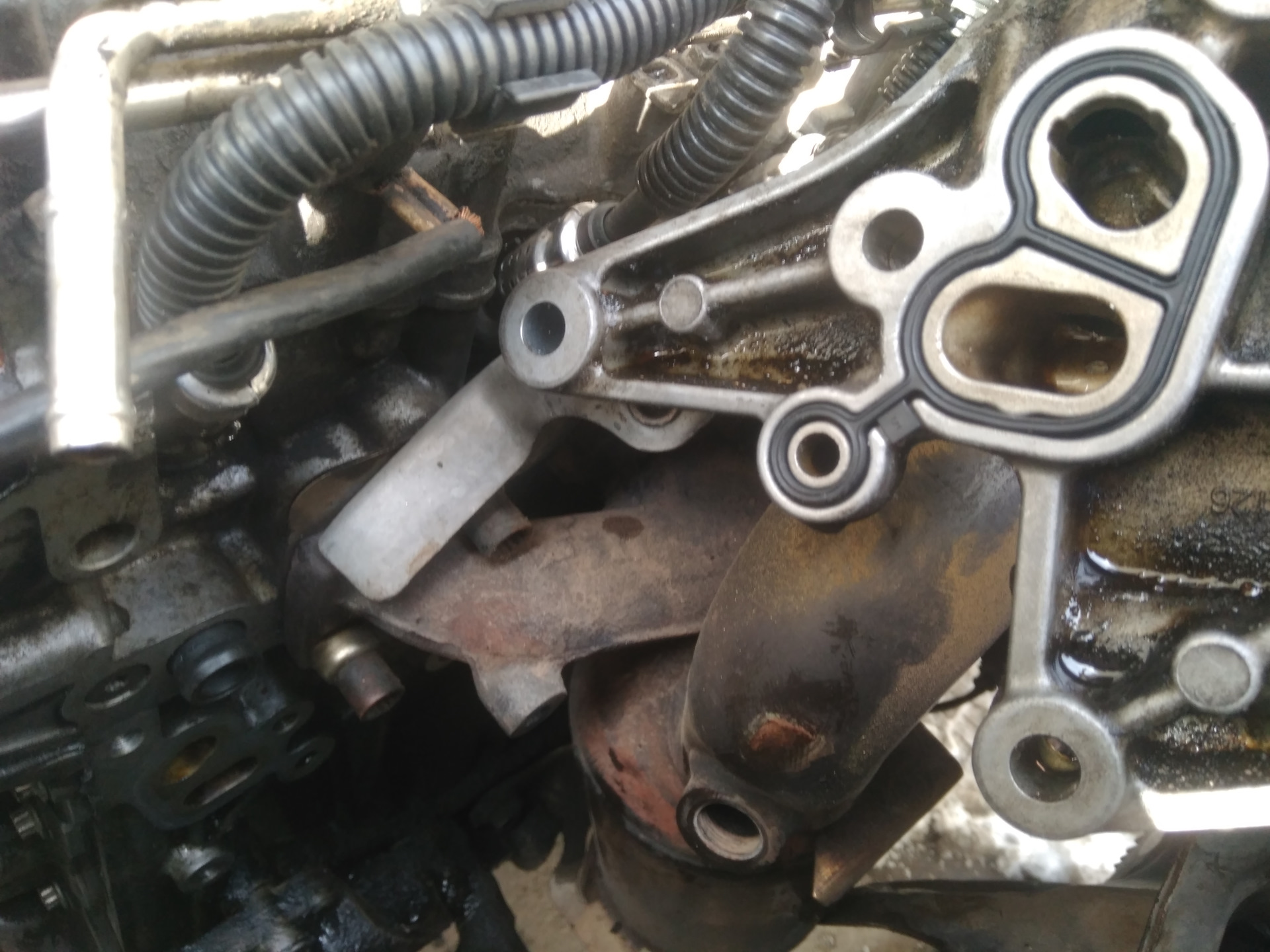 Замена прокладки кранштейна масляного фильтра — Skoda Yeti, 1,2 л, 2013 ...