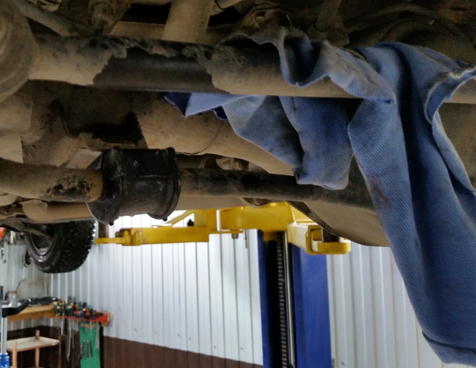 Замена втулок стабилизатора поперечной устойчивости — Toyota ist (1G ...