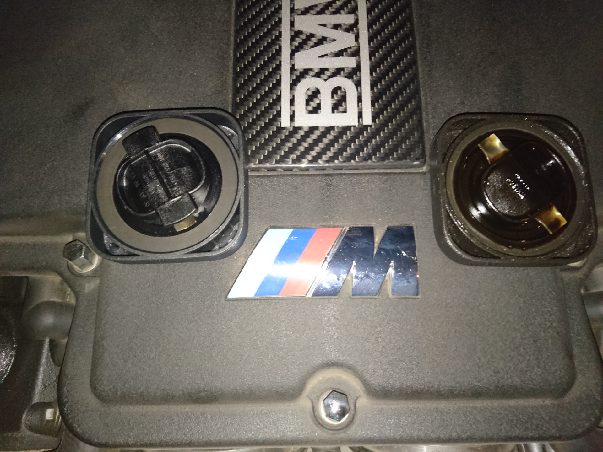 Замена крышки маслозаливной горловины. — BMW M5 (E39), 4,9 л, 2002 года ...
