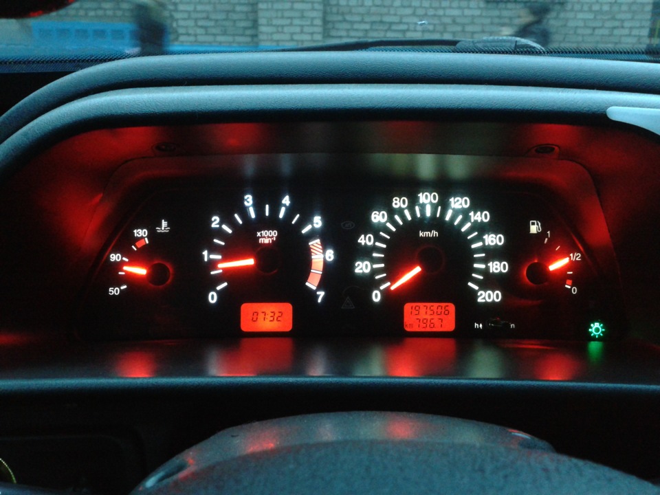 приборная панель крупным планом — Lada 21099, 1,6 л, 2008 года ...