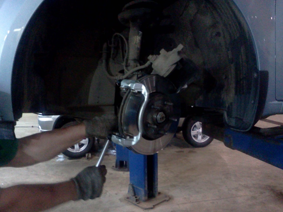 Замена скоб передних суппортов. — Chevrolet Aveo Sedan (2G), 1,6 л ...