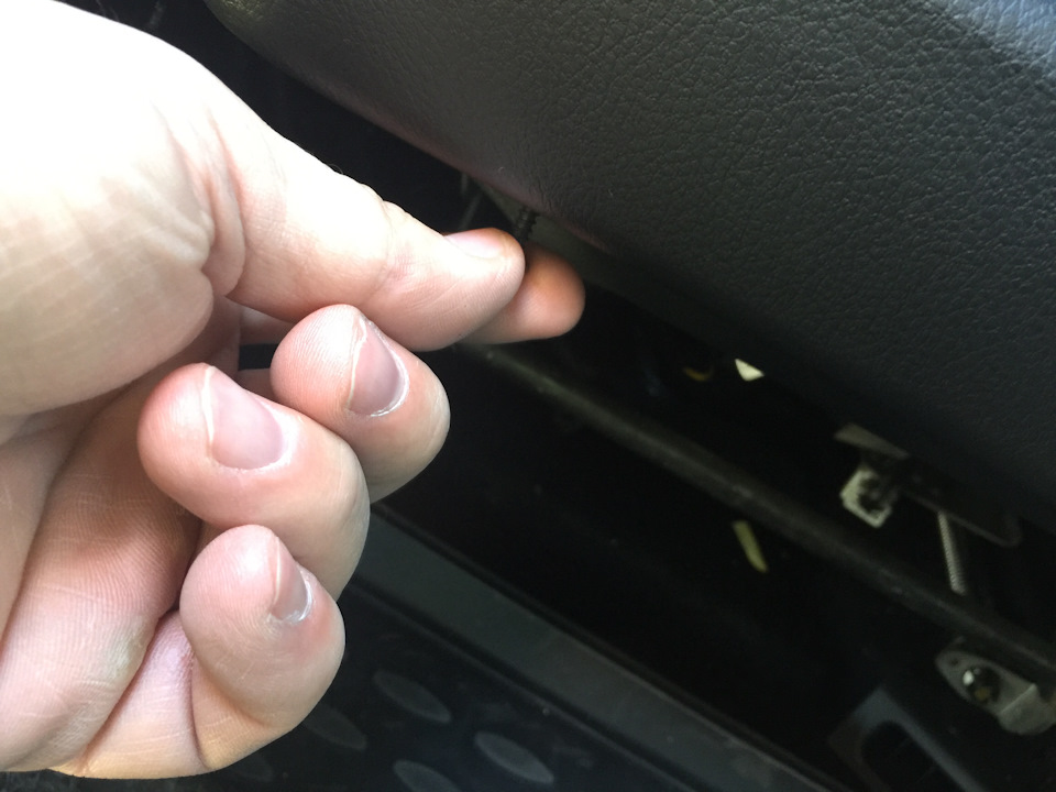 Ремонт направляющей подголовника с монитором — SsangYong Kyron, 2 л ...