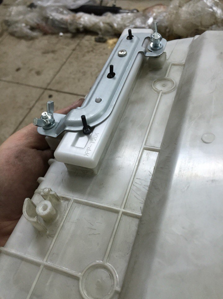 Быстро-сьемный кронштейн салонного фильтра. — Toyota Mark II (100), 2 л ...