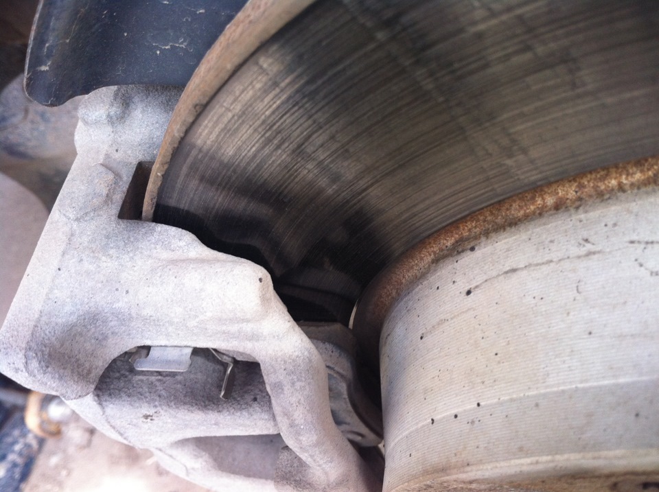 Замена задних тормозных колодок — Volkswagen Jetta VI, 1,4 л, 2011 года ...