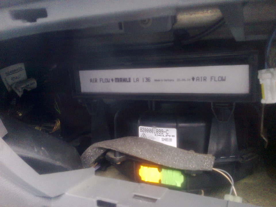 Замена салонного фильтра — Renault Laguna II, 1,9 л, 2001 года ...