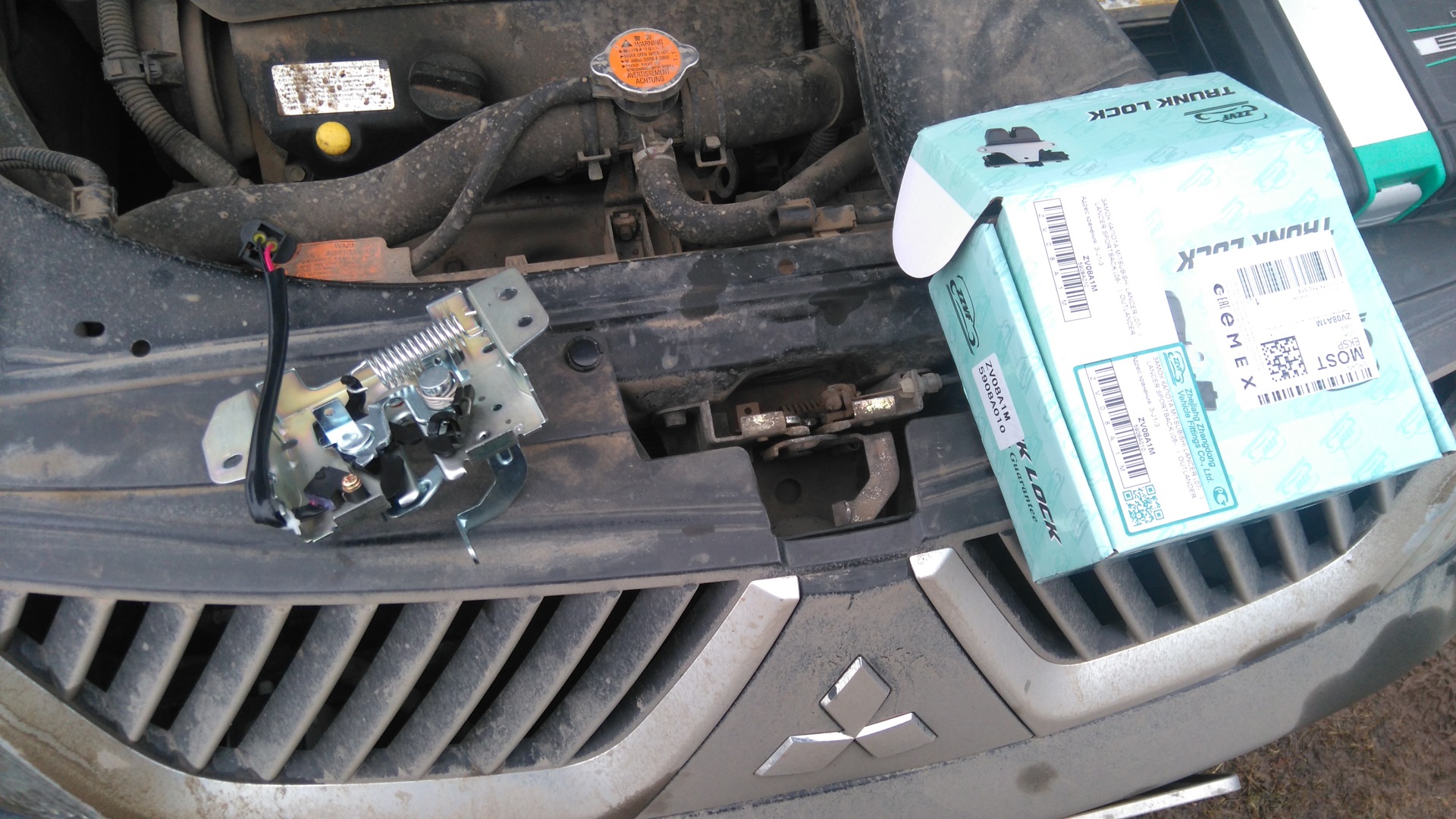 Штатный датчик открытия капота — Mitsubishi Outlander XL, 3 л, 2007 ...