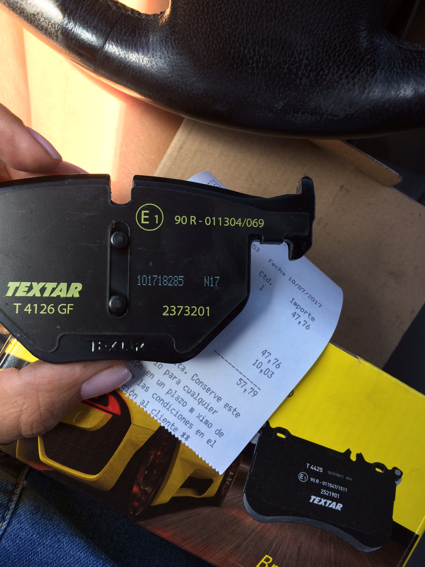 Замена задних тормозных колодок — BMW 5 series (E60), 2,5 л, 2005 года ...