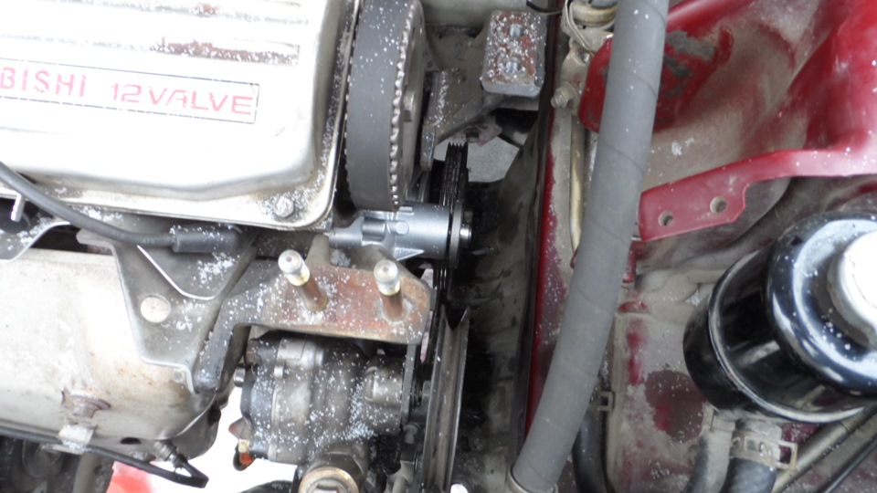 Замена помпы — Mitsubishi Lancer IV, 1,5 л, 1991 года | своими руками ...