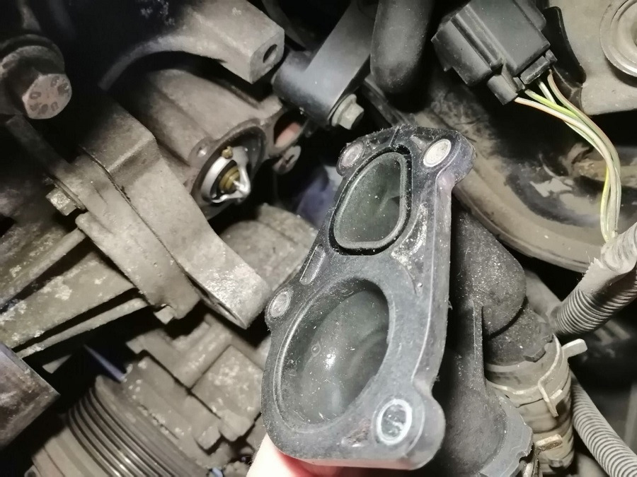 Слово пацана. Капли ОЖ на асфальте. Замена прокладки корпуса термостата ...