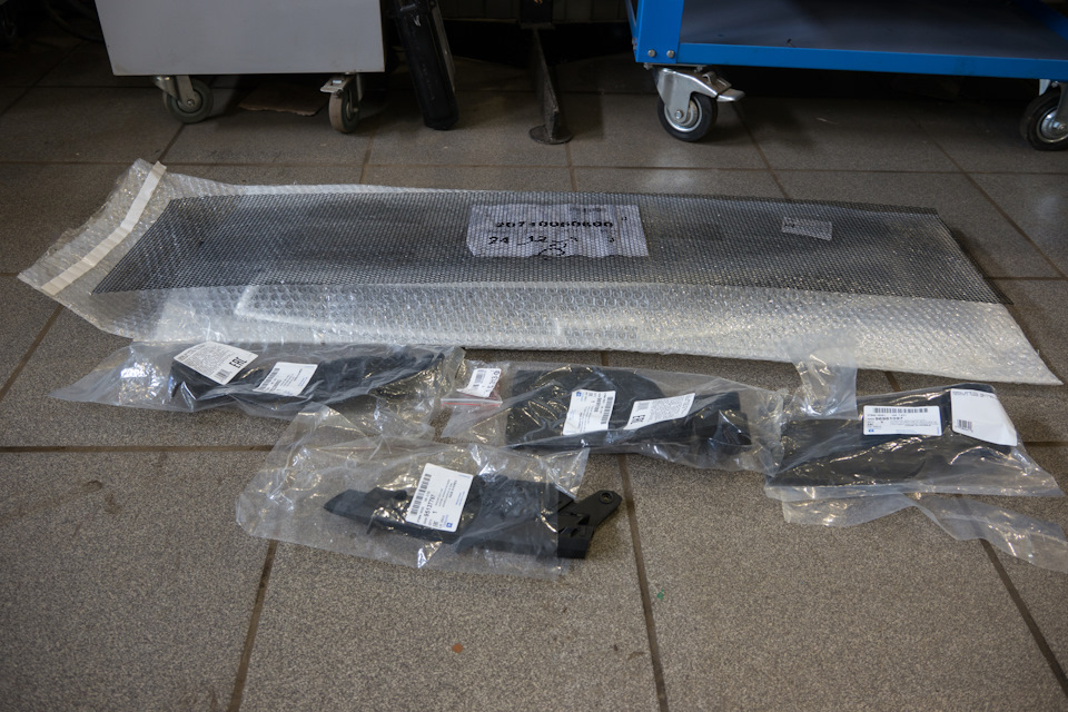 Замена верхней верхней части решетки радиатора, устранение косяков ...