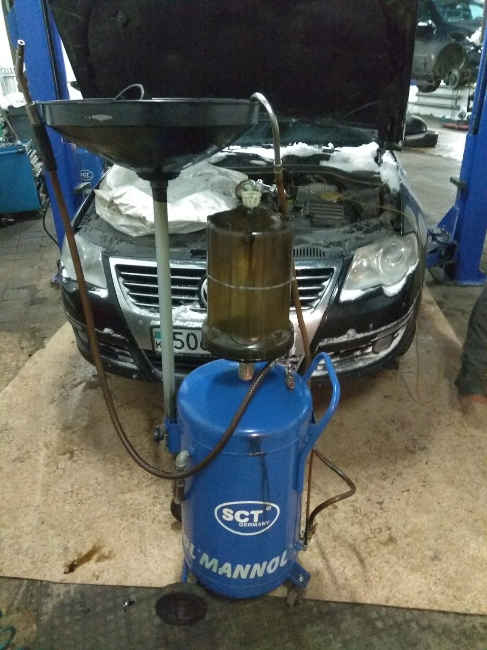 Замена тормозной жидкости — Volkswagen Passat B6, 2 л, 2007 года ...