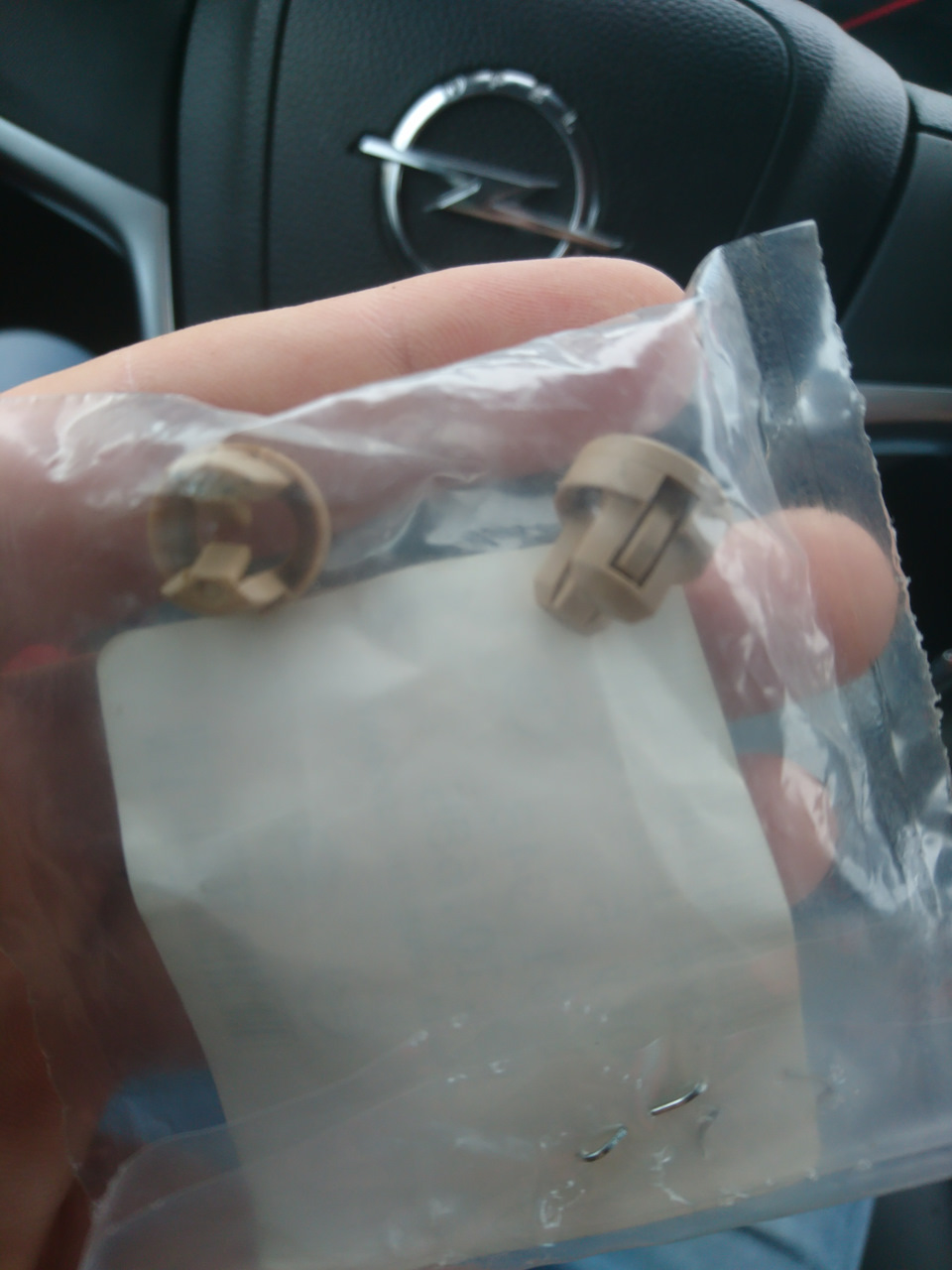 Заглушки на стекло — Opel Astra J, 1,6 л, 2011 года | запчасти | DRIVE2