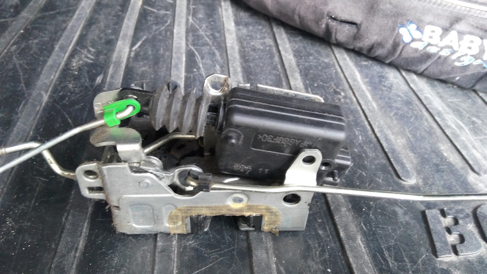 Подвывает актуатор ЦЗ — Renault Duster (1G), 1,6 л, 2011 года | поломка ...