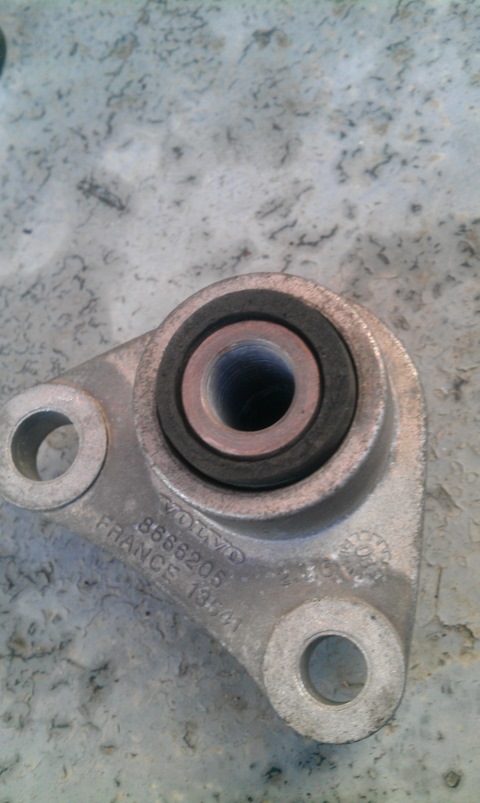 8666205 Кронштейн верхней балки двиг S60,80, XC70,90 R Volvo | Запчасти ...