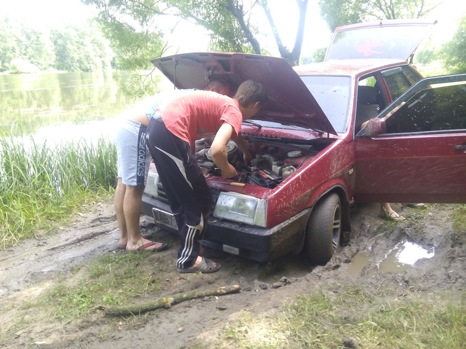 лужа оказалась глубже чем думали))) — Lada 2107, 1,3 л, 1993 года | прикол | DRIVE2