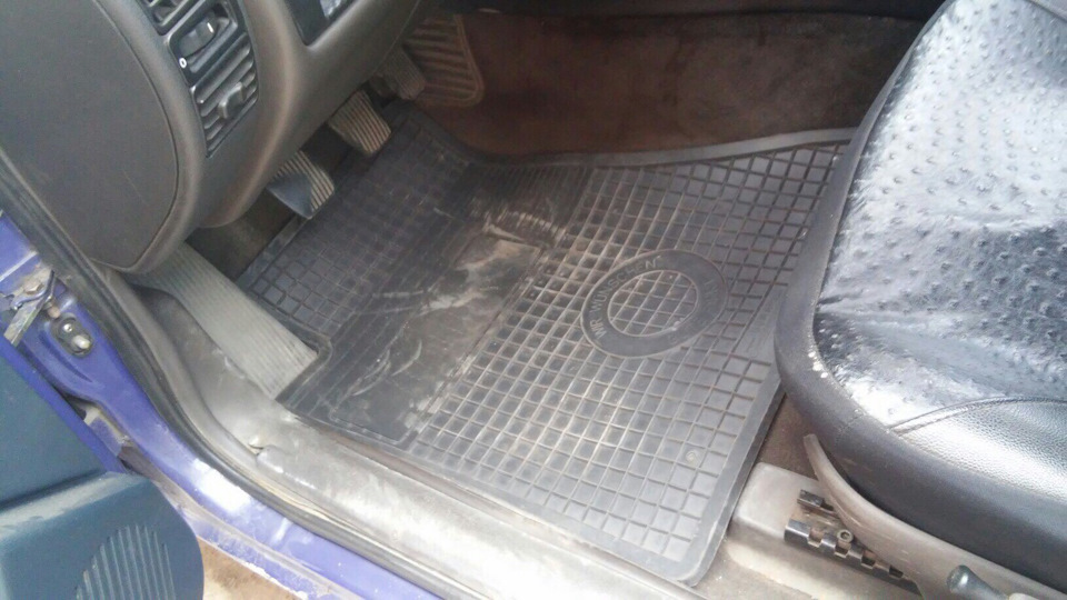 Очередной ништяк в машину резиновые коврики — Opel Omega A, 2 л, 1987 ...
