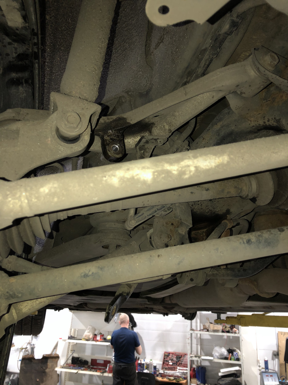 Замена стоек и втулок стабилизаторов — Infiniti Q70, 3,7 л, 2017 года ...