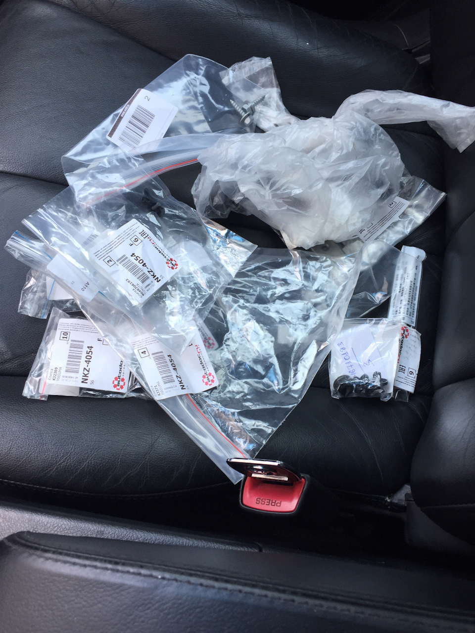 4. Клипсы, крепежи в подкапотку — Toyota Camry (XV40), 3,5 л, 2010 года ...