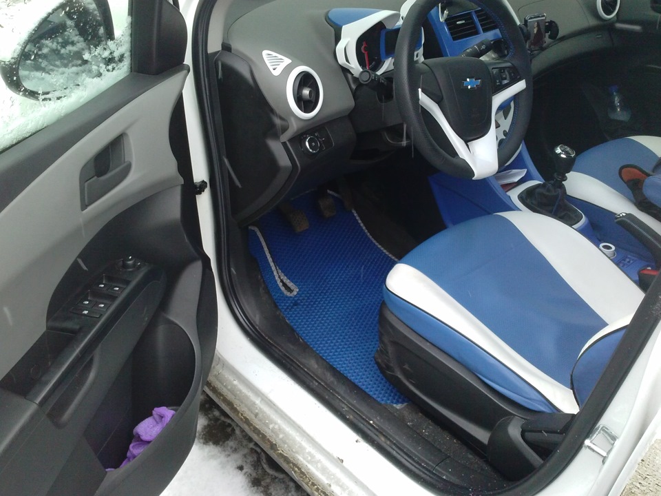 Ковры… Синие ковры)))) — Chevrolet Aveo Sedan (2G), 1,6 л, 2013 года ...