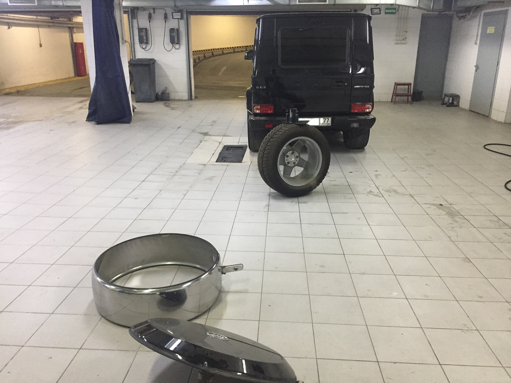 Снимаем заднее колесо — Mercedes-Benz G 63 AMG (1G), 5,5 л, 2013 года ...