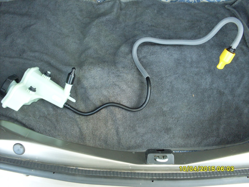 Муж заказал разшерительный бачок ГУР и сам его поменял! — Mazda 2 (2G ...