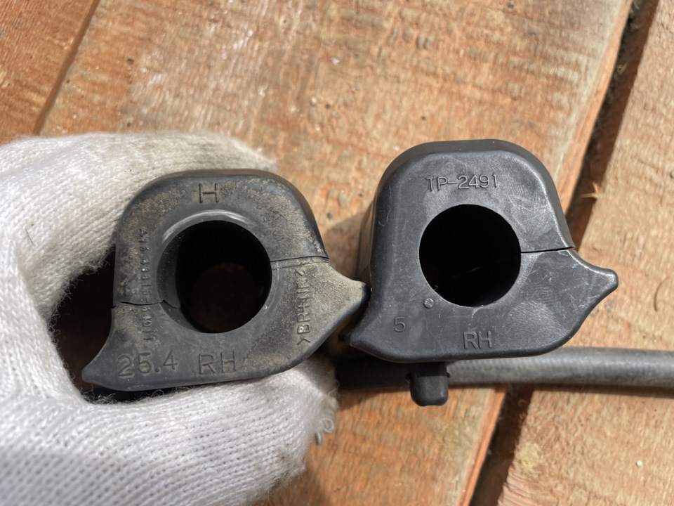 ВТУЛКИ стаба оригинал — Toyota Prius Alpha, 1,8 л, 2015 года | плановое ...