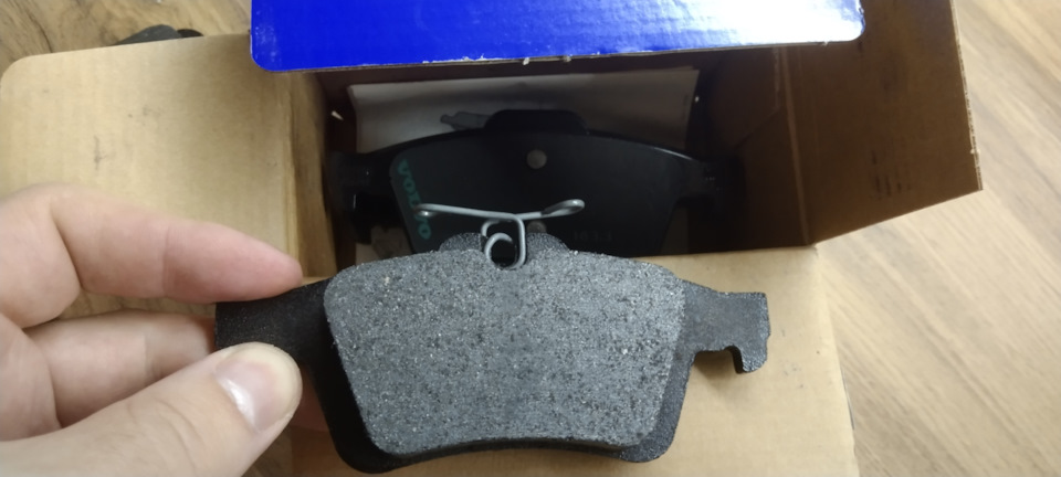 Замена задних колодок — Volvo S40 (2G), 2,4 л, 2008 года | запчасти ...