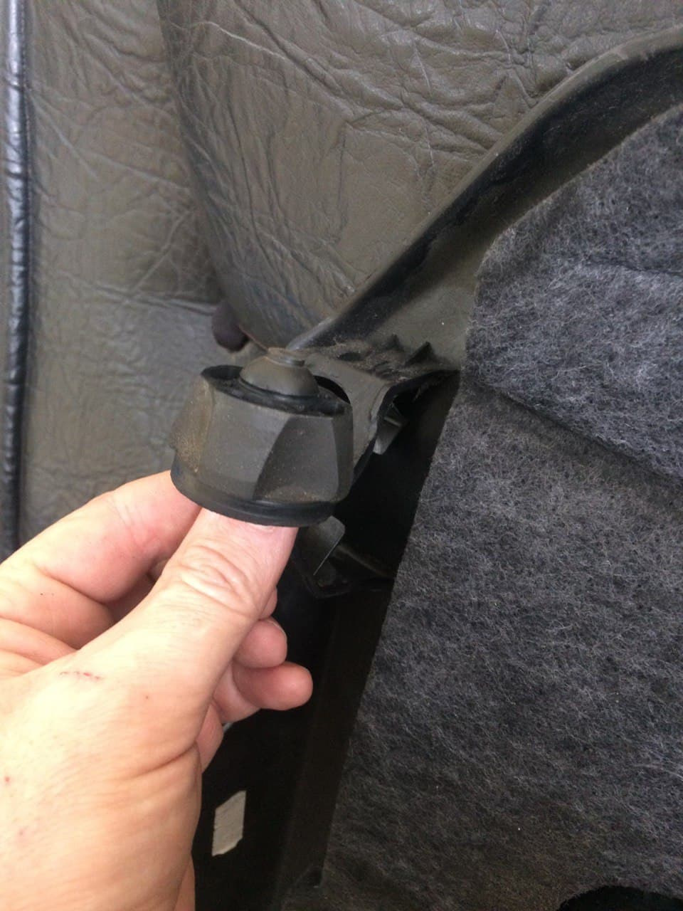 Втулка крышки защиты двигателя. — Volvo V50, 1,6 л, 2011 года | поломка ...