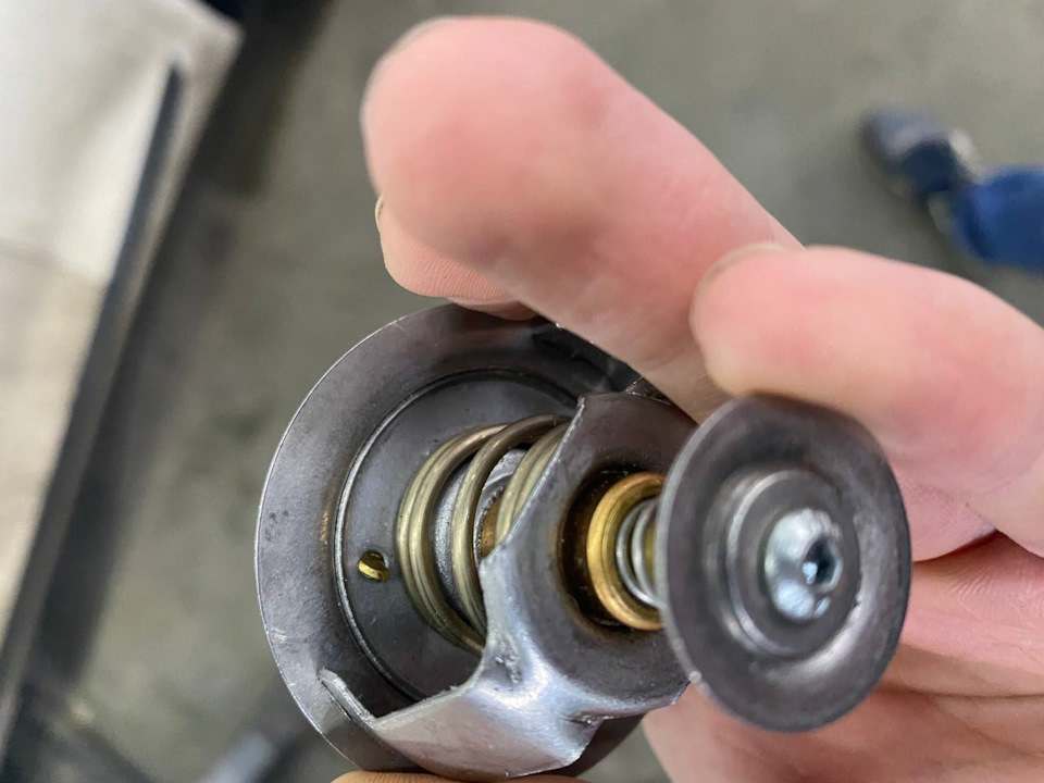 06J121113A Термостат системы жидкостного охлаждения VAG | Запчасти на ...