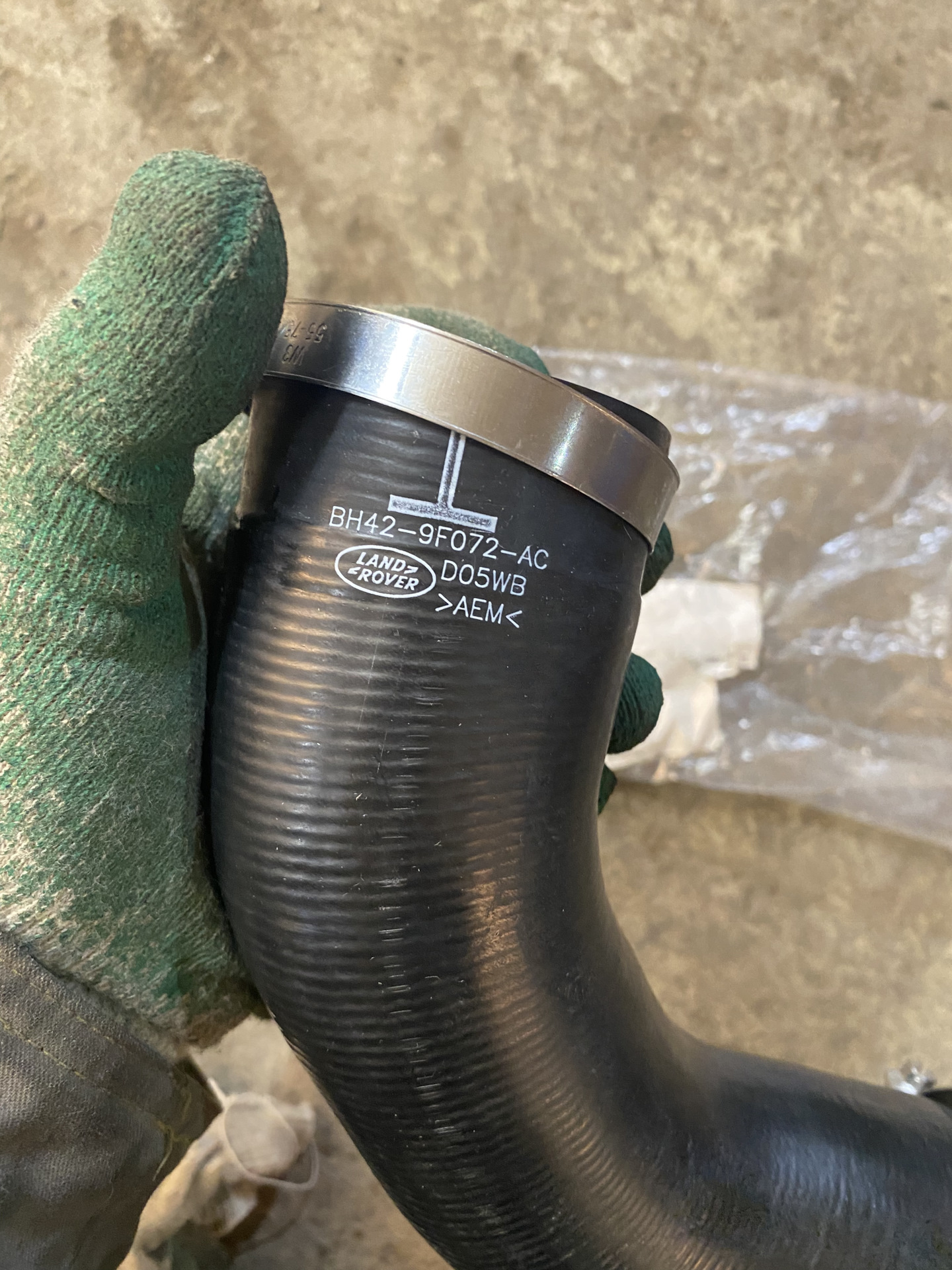 Замена патрубка Интеркулера LR022663 — Land Rover Range Rover (3G), 4,4 ...