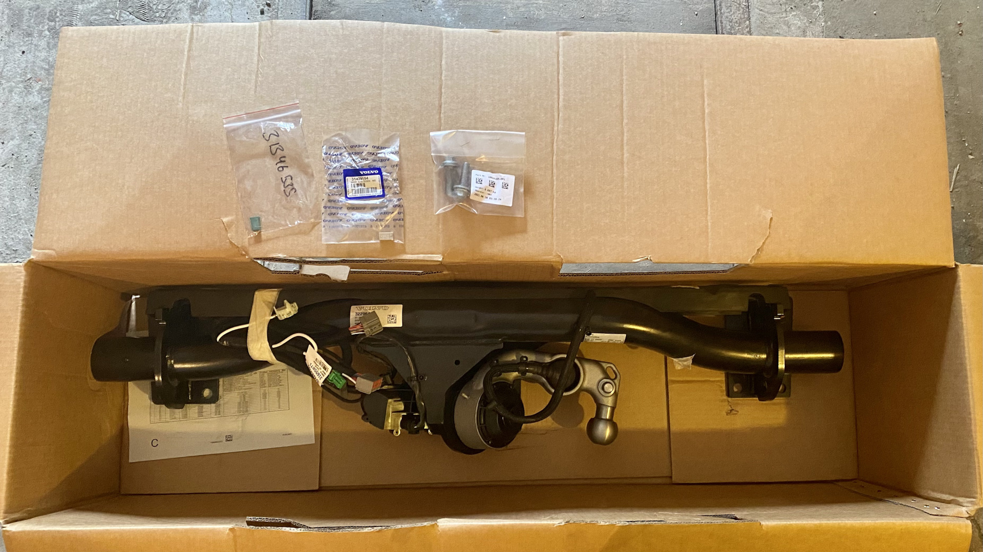 Электрический фаркоп — Volvo V90 Cross Country, 2 л, 2021 года ...