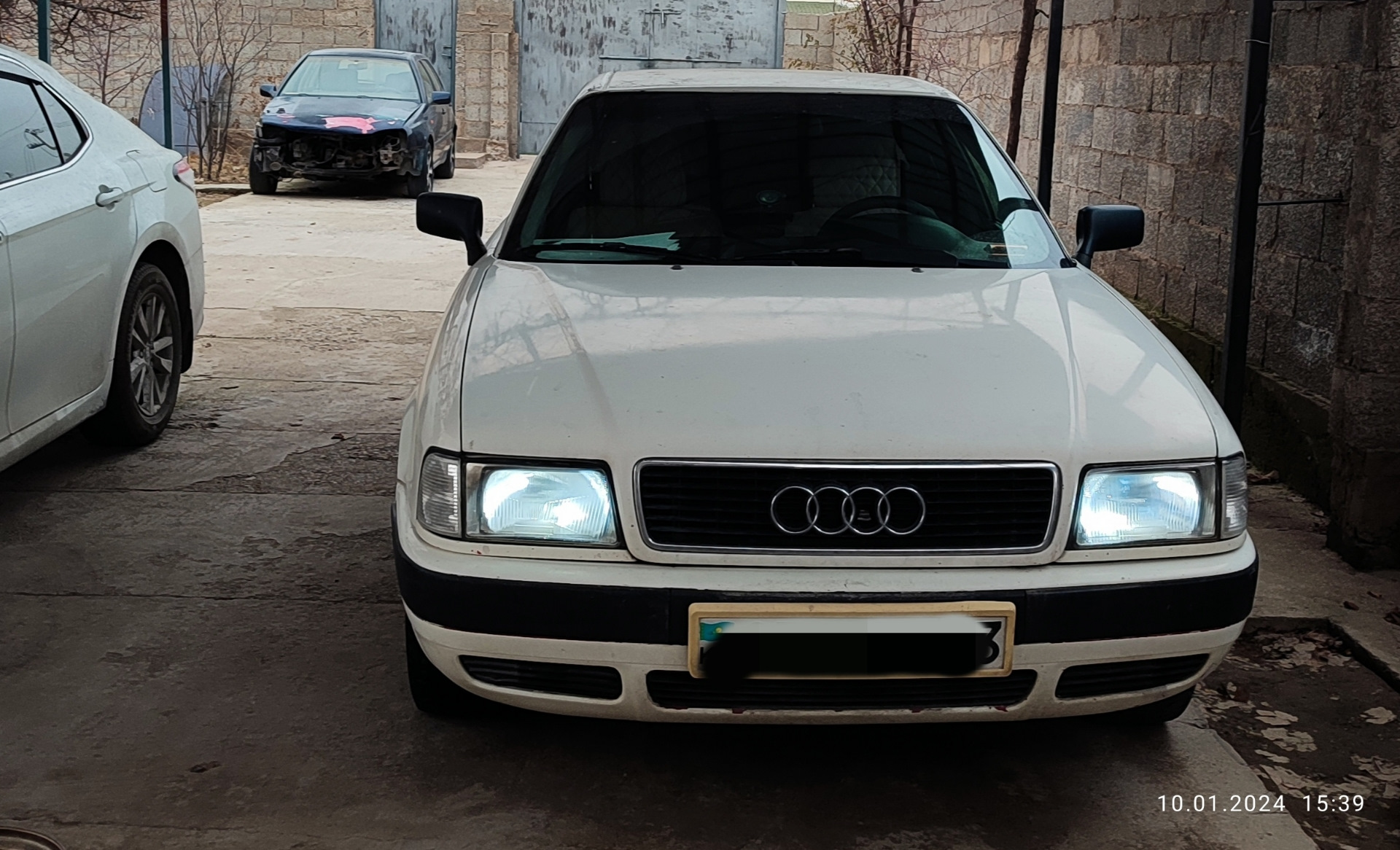 Заменил габаритные лампочки в фарах на светодиодные — Audi 80 B4 2