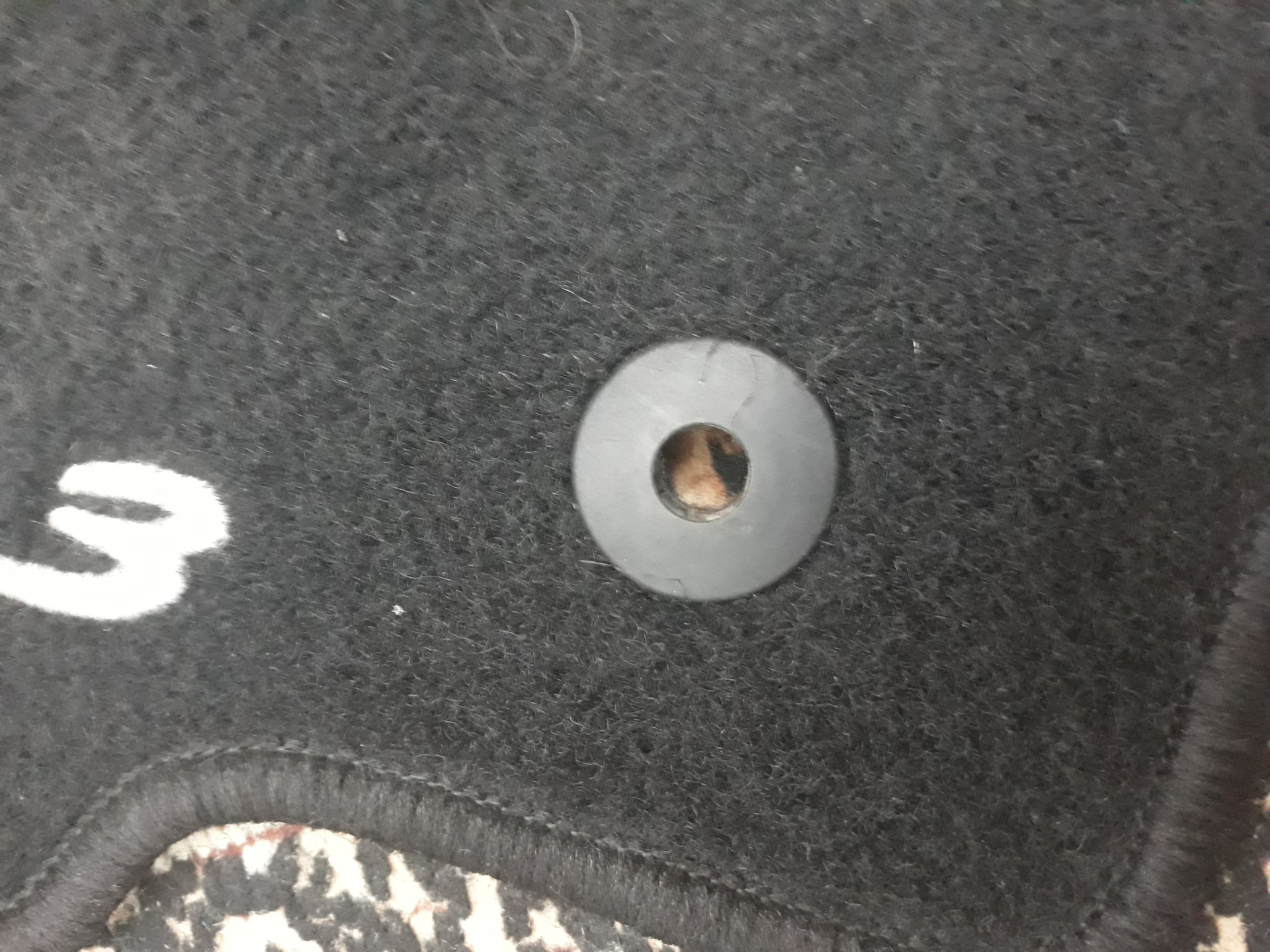 Установка ВЧ динамиков. Клипса ковров — Mazda 3 (1G) BK, 1,6 л, 2008 ...